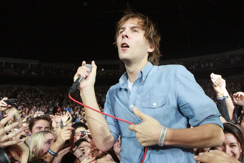 See Phoenix Perform New Songs 'Bourgeois,' 'Drakkar Noir,' and ...