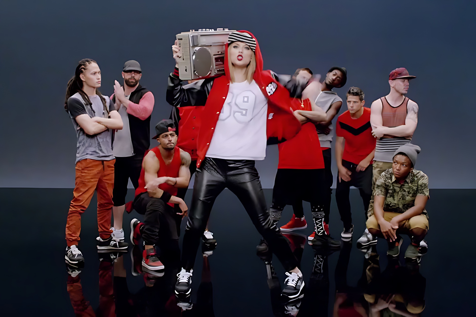 12 GIFs of Taylor Swift Trying to 'Shake It Off' - SPIN