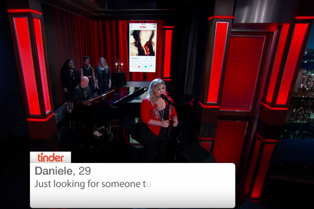 Kelly Clarkson Sang Embarrassing Tinder Profiles on 'Kimmel' Last Night ...