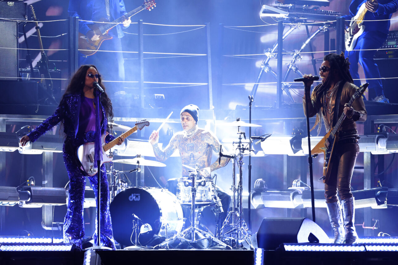 H.E.R. Rocks Out at Grammys With Lenny Kravitz, Travis Barker - SPIN