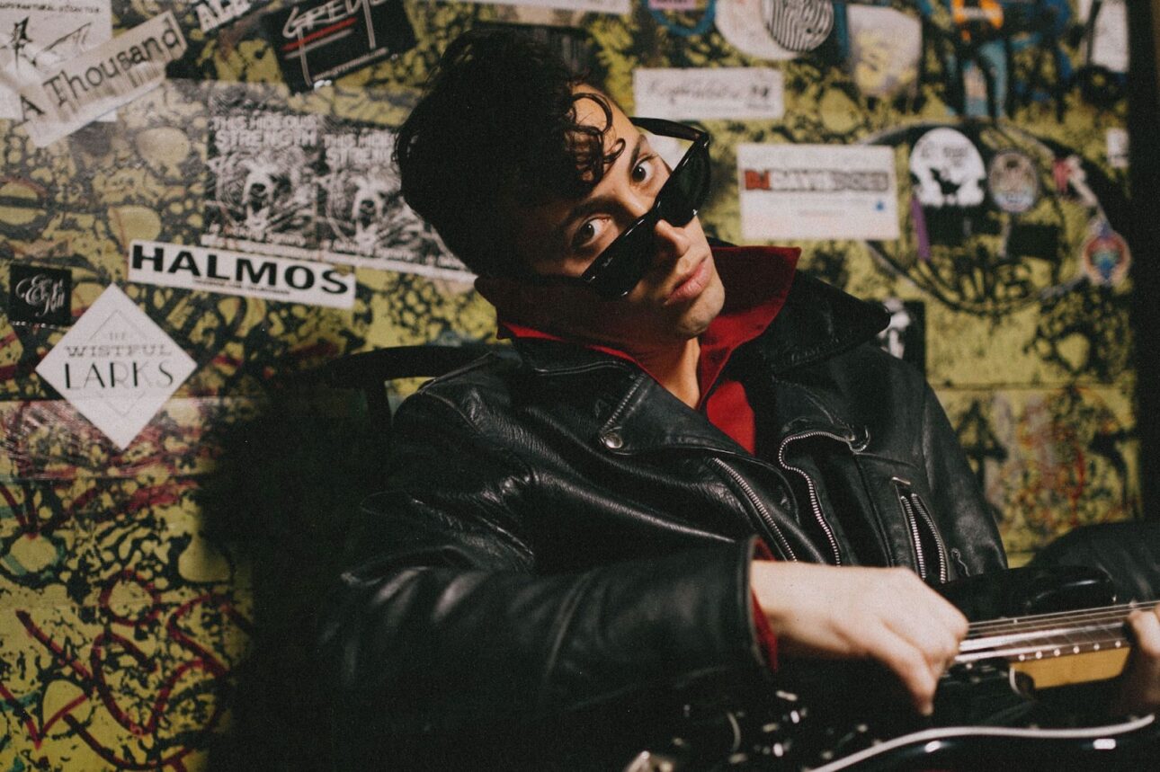 Des Rocs Bares Emotional Scars in 'Manic Memories' - SPIN