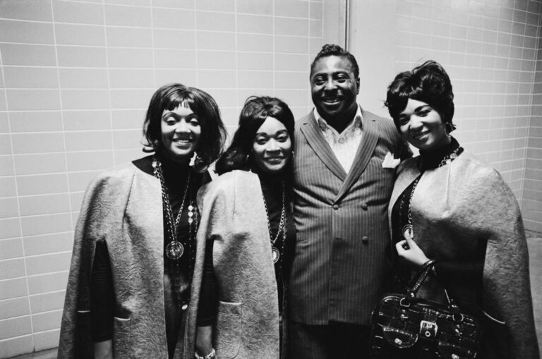 The 30 Most Famous Left-Handed Guitarists - SPIN