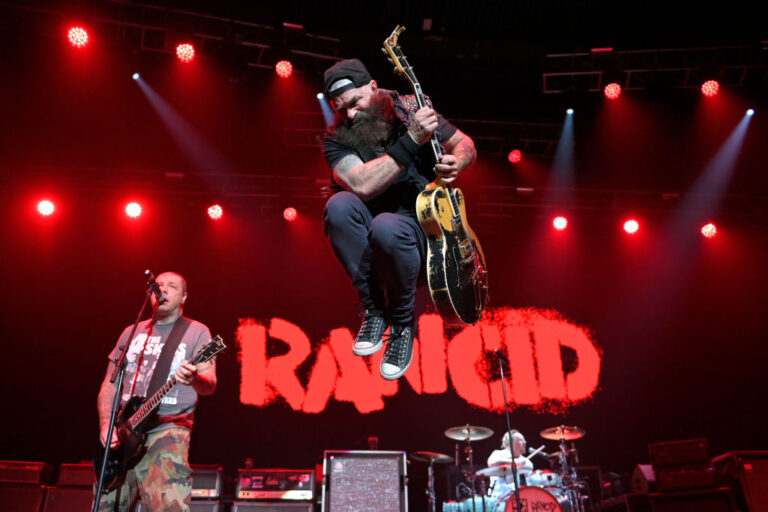 The 30 Most Famous Left-Handed Guitarists - SPIN