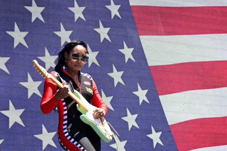 The 30 Most Famous Left-Handed Guitarists - SPIN