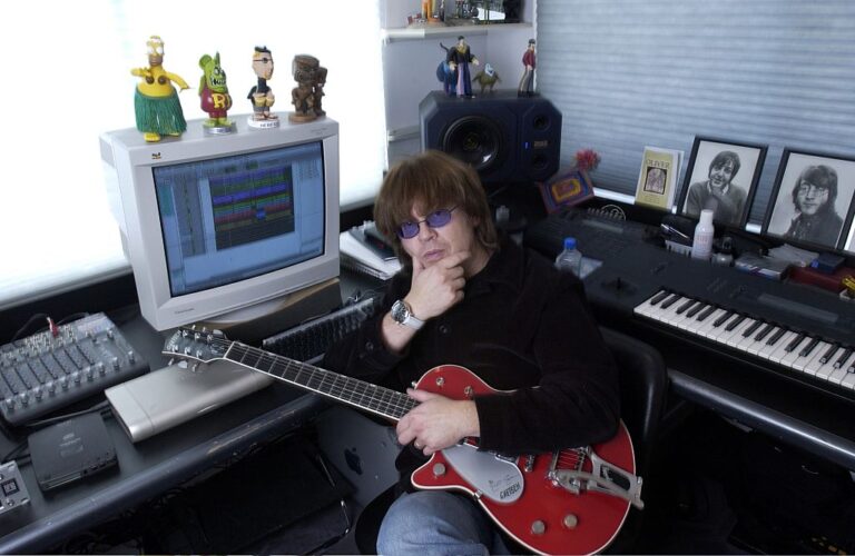 The 30 Most Famous Left-Handed Guitarists - SPIN