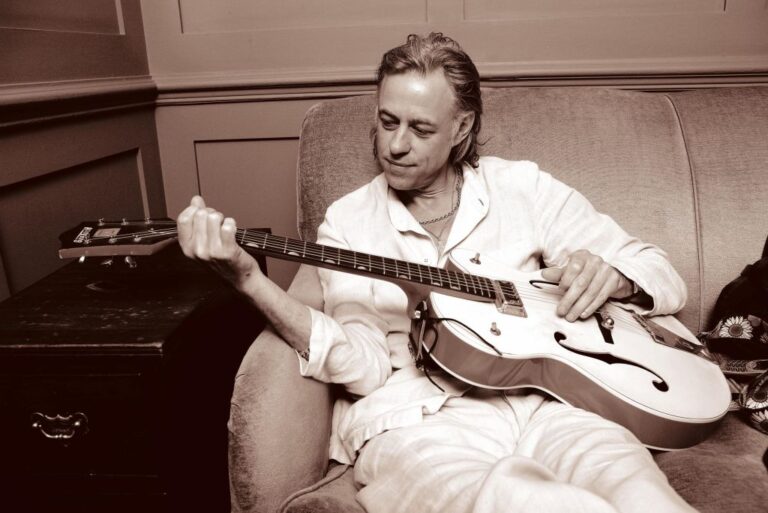 The 30 Most Famous Left-Handed Guitarists - SPIN