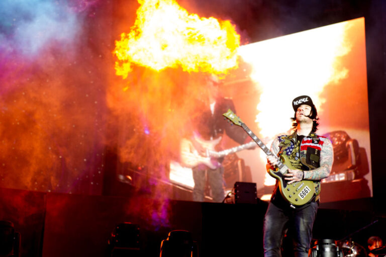 The 30 Most Famous Left-Handed Guitarists - SPIN